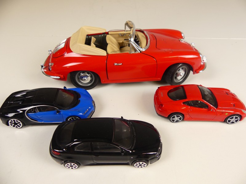 4 burago autotjes - Kringwinkel