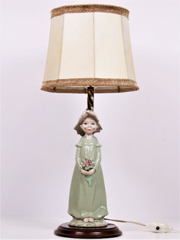 Mooie lamp, porseleinen dame met bloemen - Kringwinkel