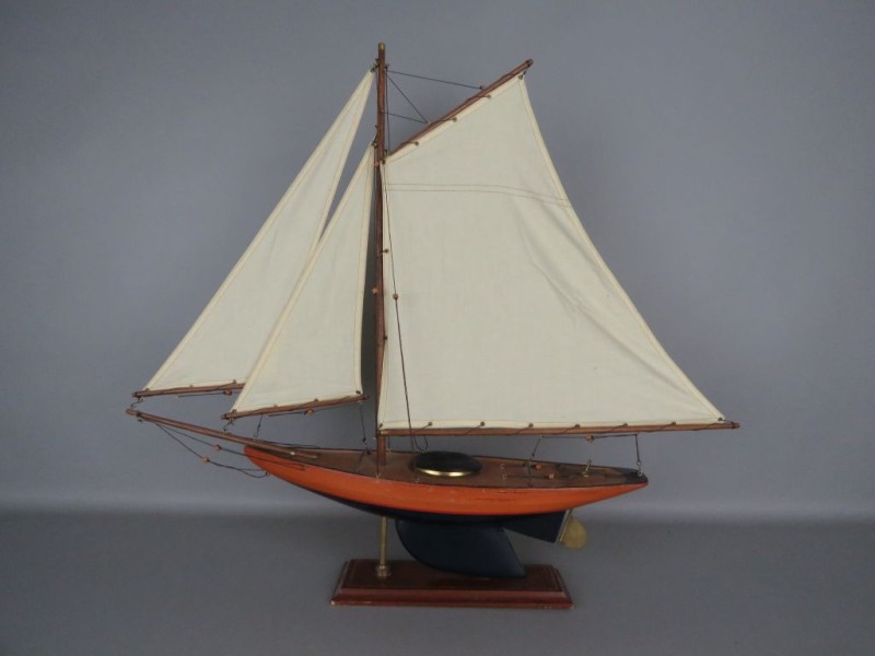 Houten boot met mast. - Kringwinkel