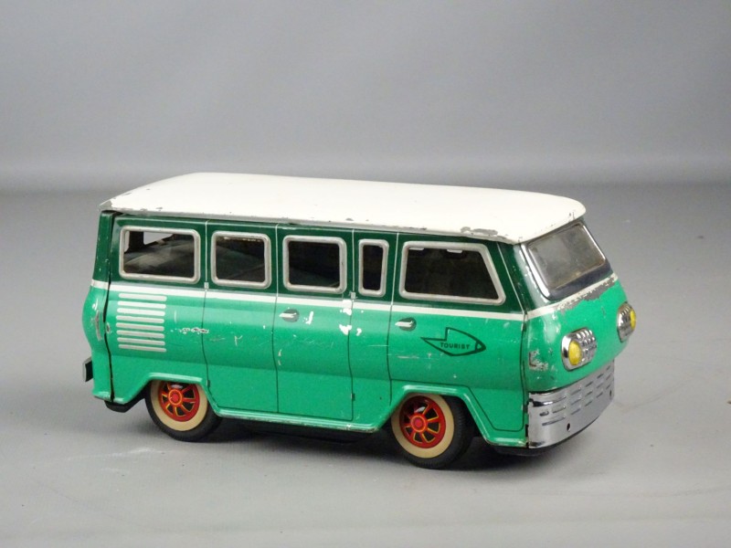 Metalen groene toeristen busje. - Kringwinkel