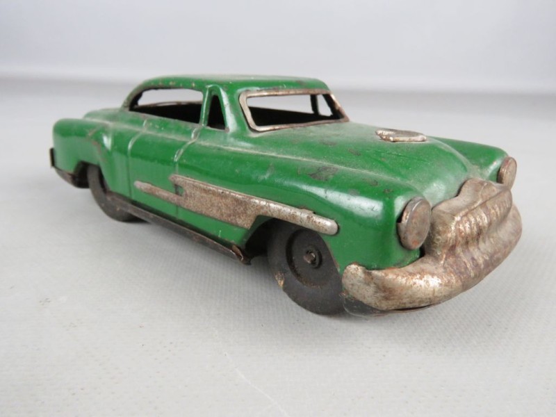 Vintage oldtimer model auto - Kringwinkel