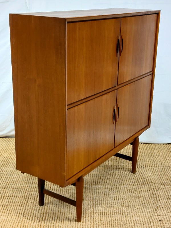 Scandinavische retro kast gemaakt van licht hout - Kringwinkel