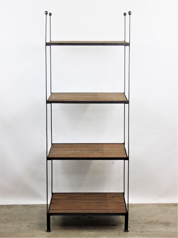 Oerdegelijk rek met houten schabben en metalen frame - Kringwinkel