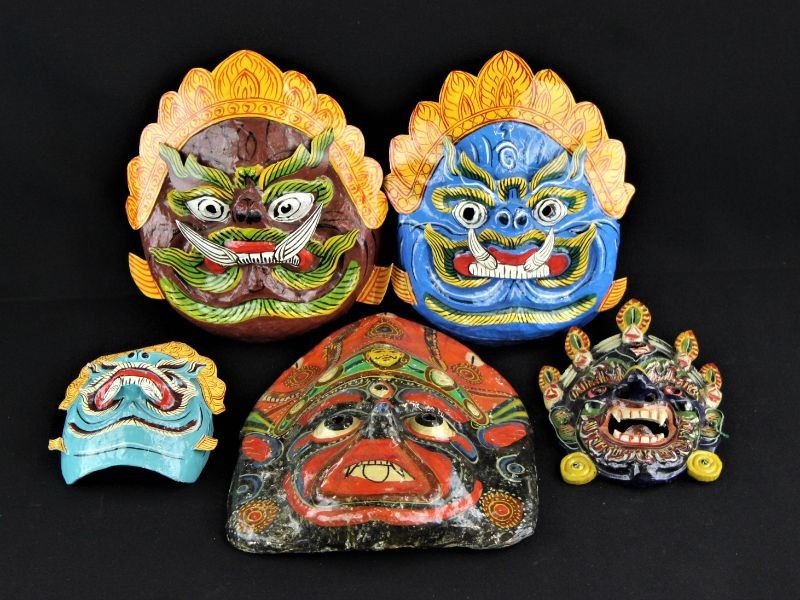 Collectie kleurrijke Indonesische maskers - Kringwinkel