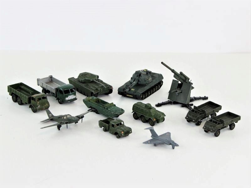 12 vintage Dinky Toys legervoertuigen - Kringwinkel