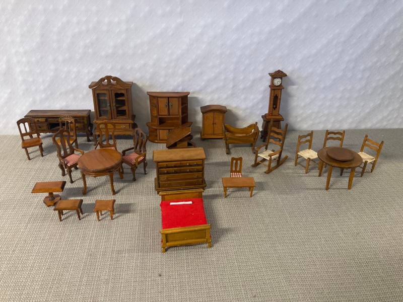 Lot miniatuur poppenkast meubeltjes - Kringwinkel