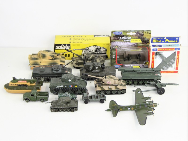 Verzameling oude miniaturen legervoertuigen - Kringwinkel