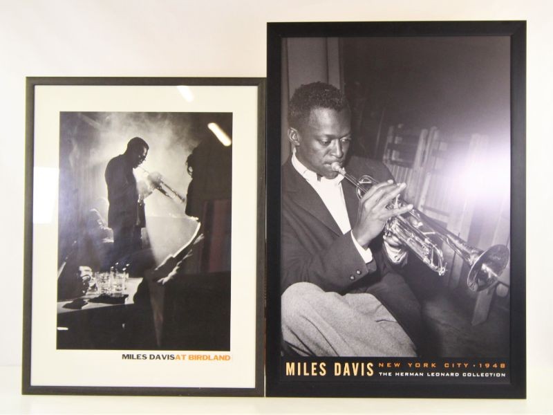 Een duo ingekaderde posters met Miles Davis - Kringwinkel