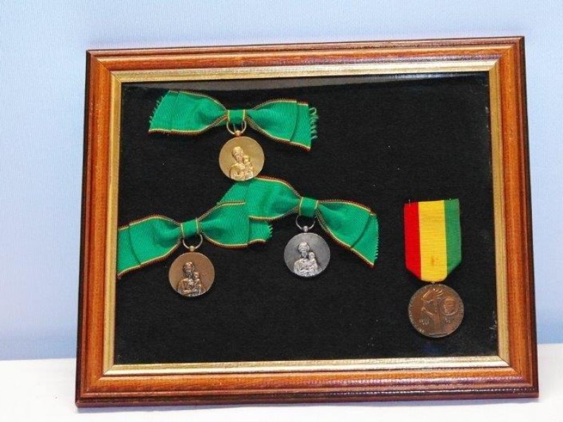 Vier medailles "Zaïre uitgegeven voor 20ste verjaardag MPR" - Kringwinkel