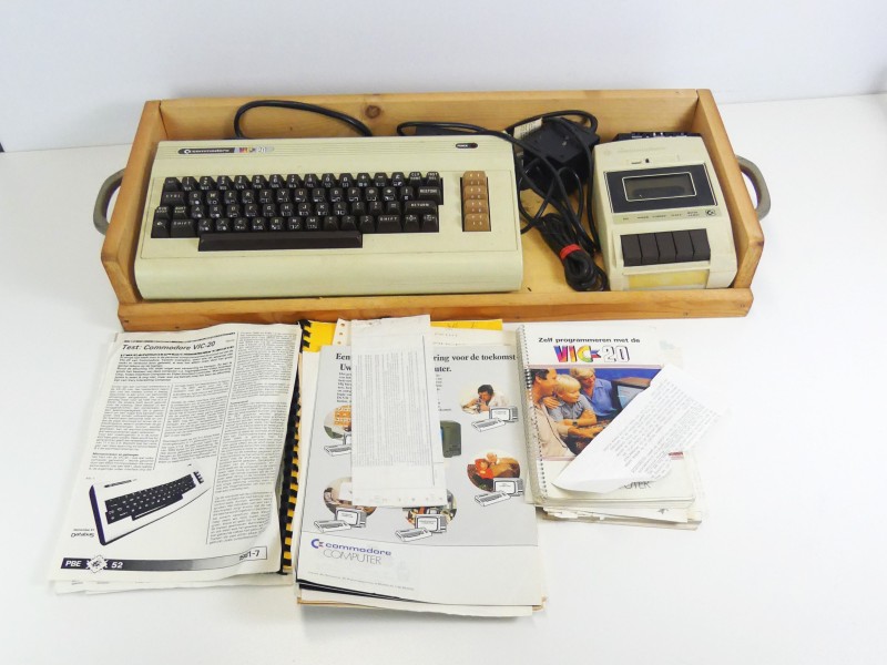 Vintage VIC 20 Commodore + Datassette tapedrive - Kringwinkel
