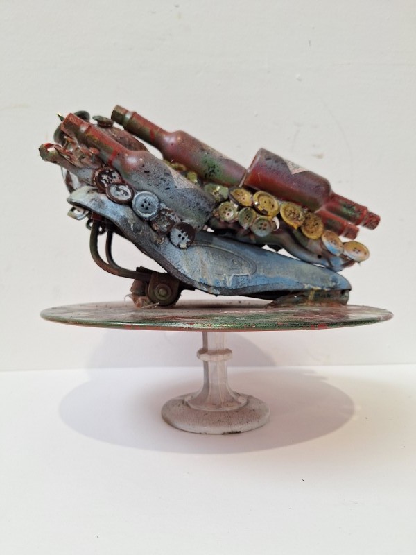 Assemblage werk met objets trouvé - Hans Misera - tankvormig - Kringwinkel