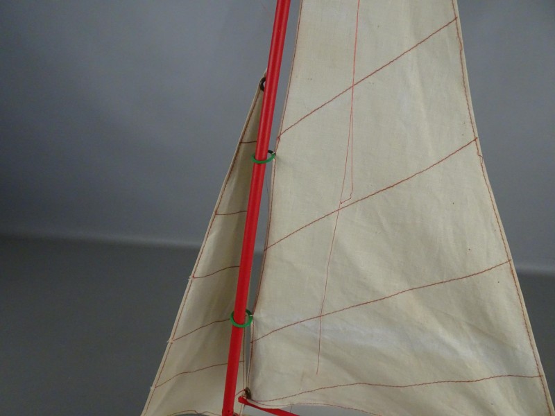 Vintage speelgoed zeilboot - Kringwinkel