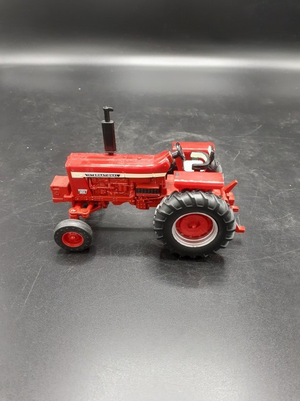 International Harvester Farmall tractor 1066 1:32 van Britains ...