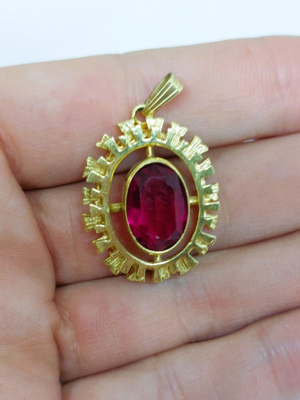 Goudkleurige hanger met rode steen - Kringwinkel