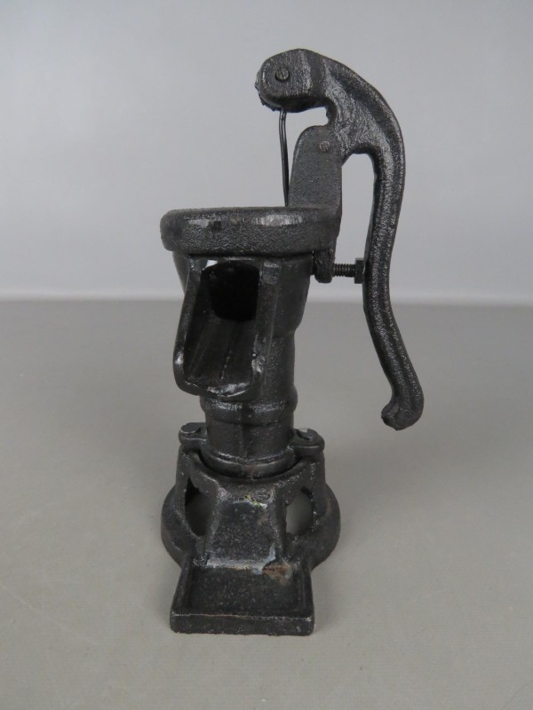 Gietijzeren kleine waterpomp - Kringwinkel
