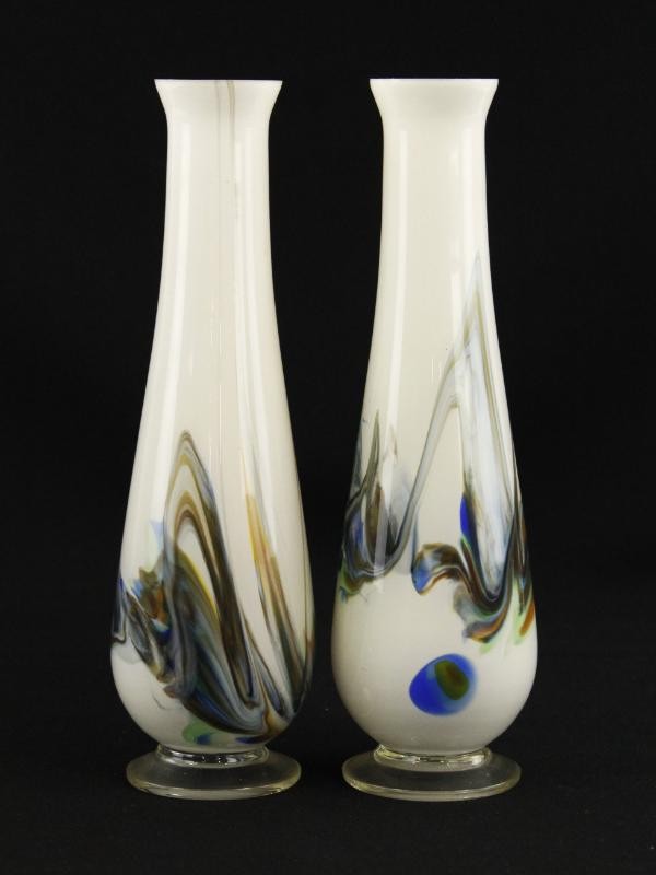 Duo vazen uit melkglas met kleurrijke patronen - Kringwinkel Duo vazen uit melkglas met kleurrijke patronen - Kringwinkel