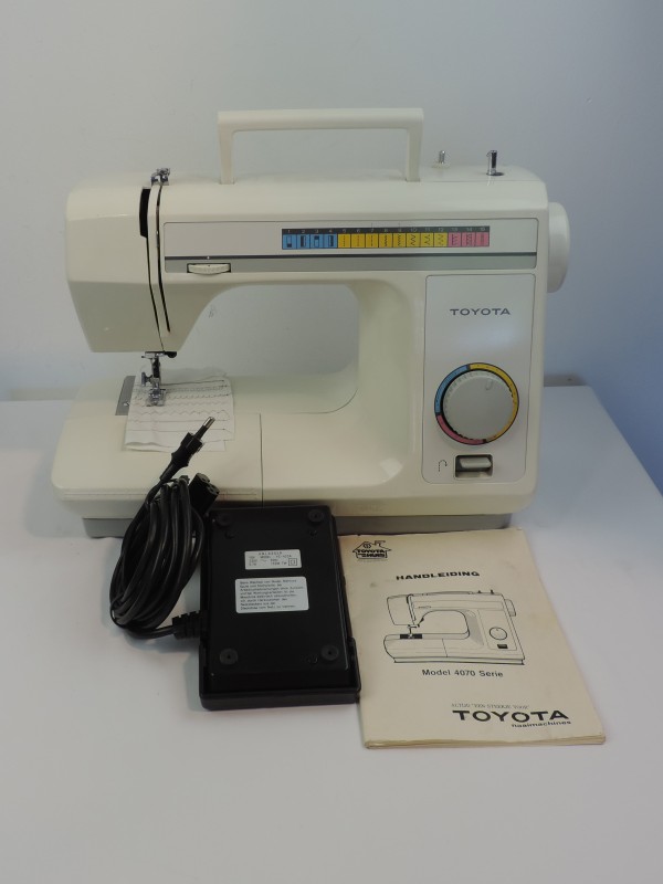 Naaimachine Toyota 4070 - Kringwinkel