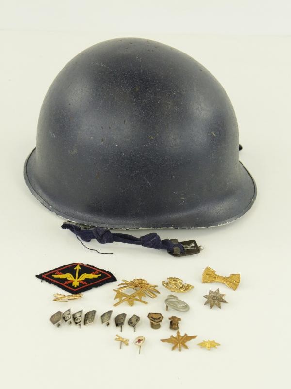 Militair lot van helm, patch en pinnen - Kringwinkel