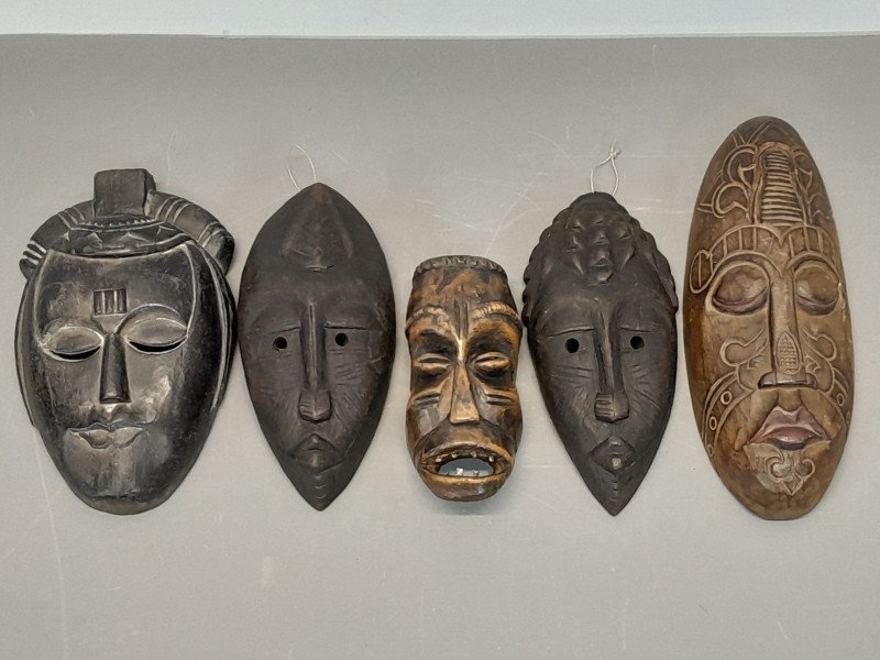 Vijf Afrikaanse Houten Maskers - Kringwinkel