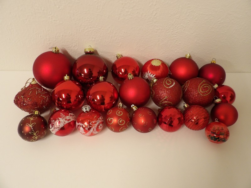 Verzameling rode kerstballen - Kringwinkel