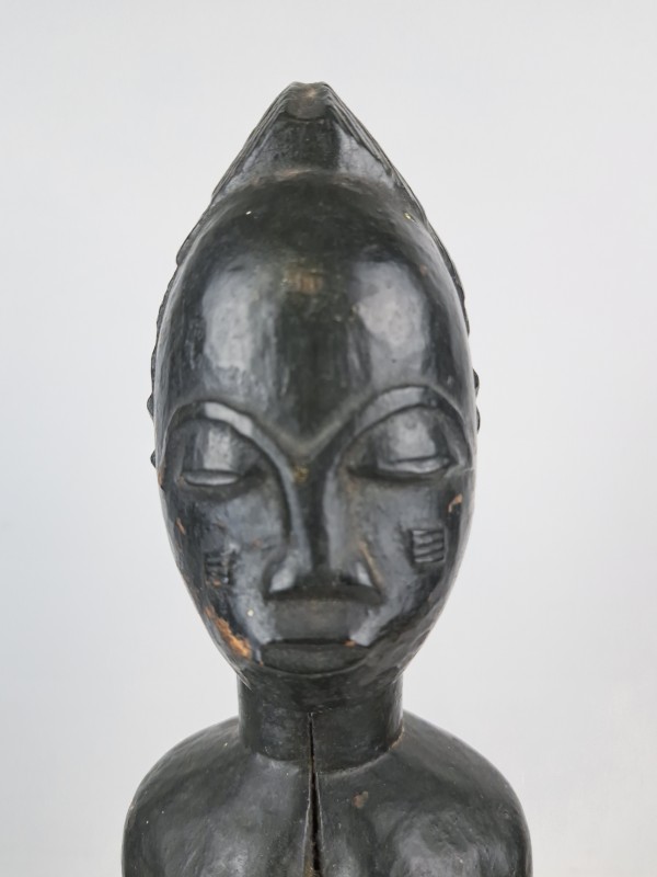 Set van drie Afrikaanse houten beelden, waaronder een Baule-beeld, 20e ...