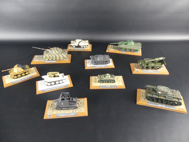 Collectie modellen van militaire voertuigen - Kringwinkel