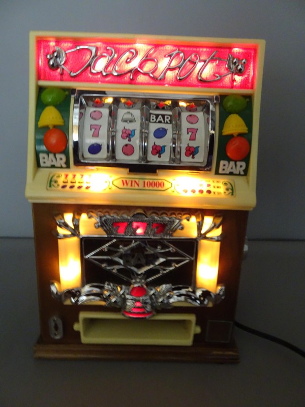Vintage Jackpot Light-Up Slot Machine Radio - Kringwinkel