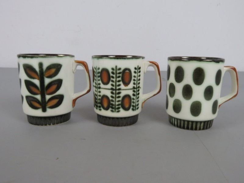 Drie vintage mokken van Boch Belgium - Kringwinkel