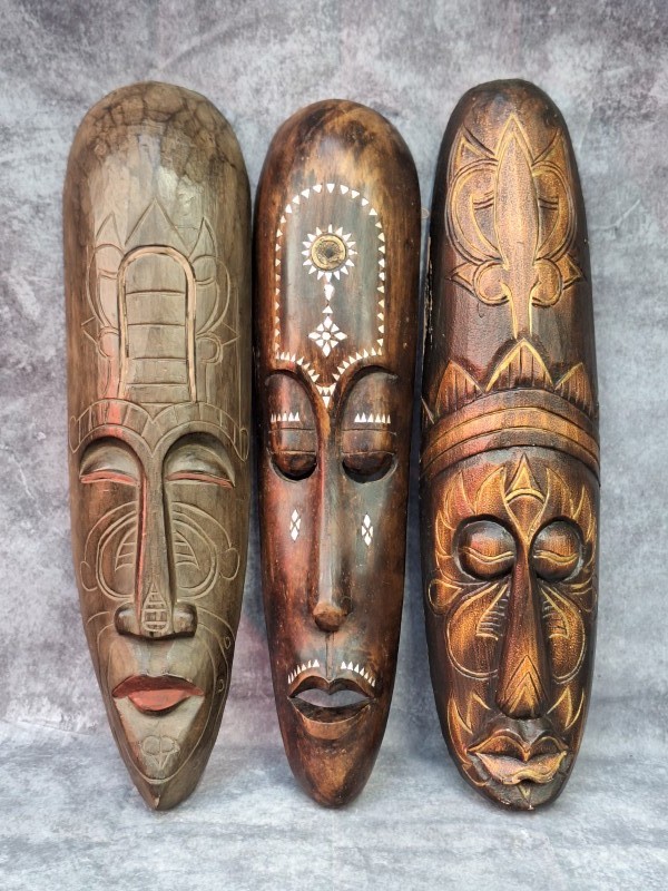 Lot van 3 handgesneden houten maskers – tribale stijl – Afrikaans ...