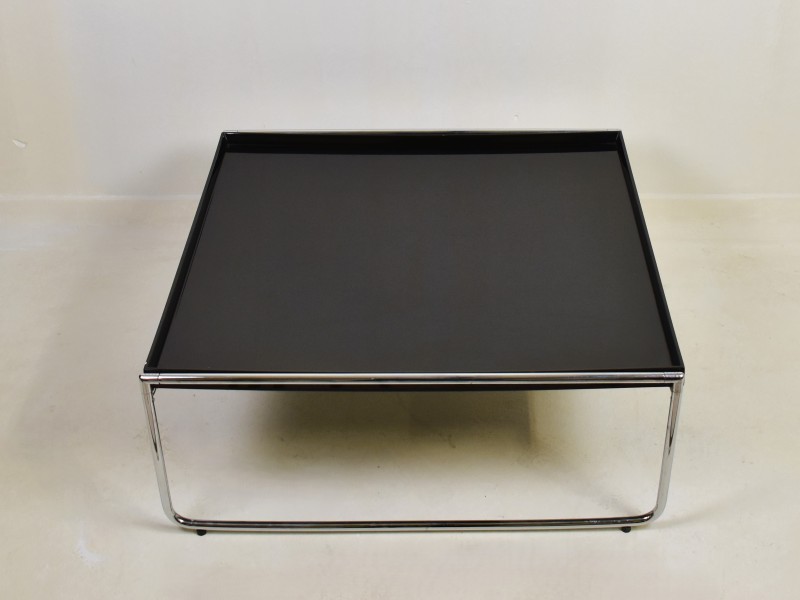 Modernistische salontafel met zwart blad en chroom frame. - Kringwinkel