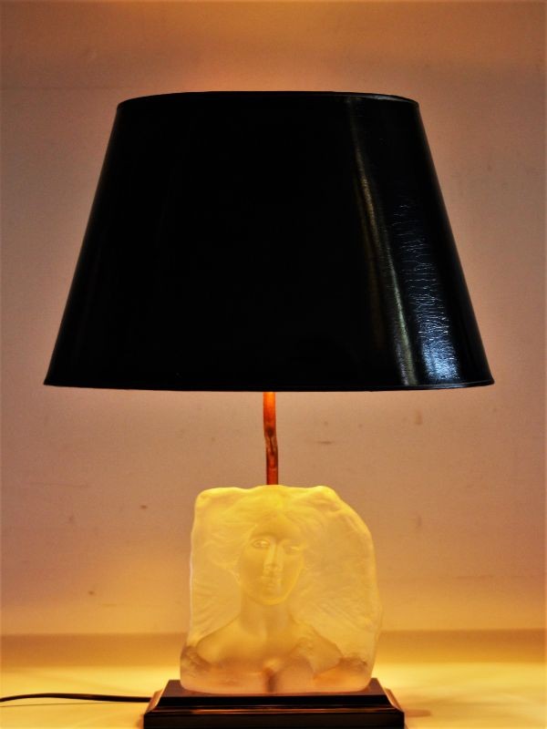 Knappe Lamp, dame in mat glas, zwarte kap - Kringwinkel