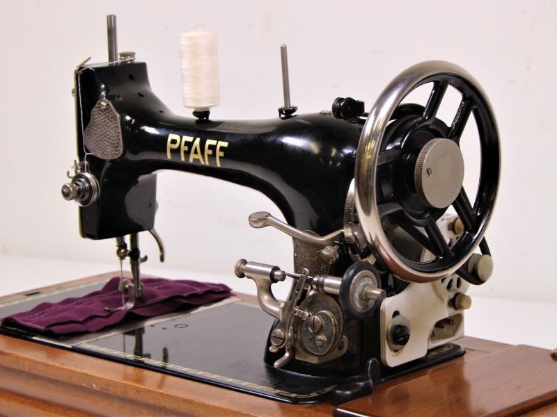 Pfaff 11 naaimachine met electrische aandrijving - Kringwinkel