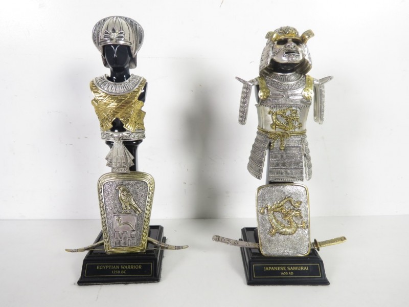 2 miniatuurstaanders met wapenuitrusting - Kringwinkel