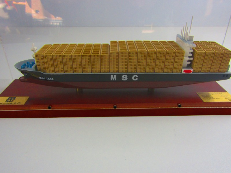 Model containerschip MSC Ines in Houten Kist - Kringwinkel