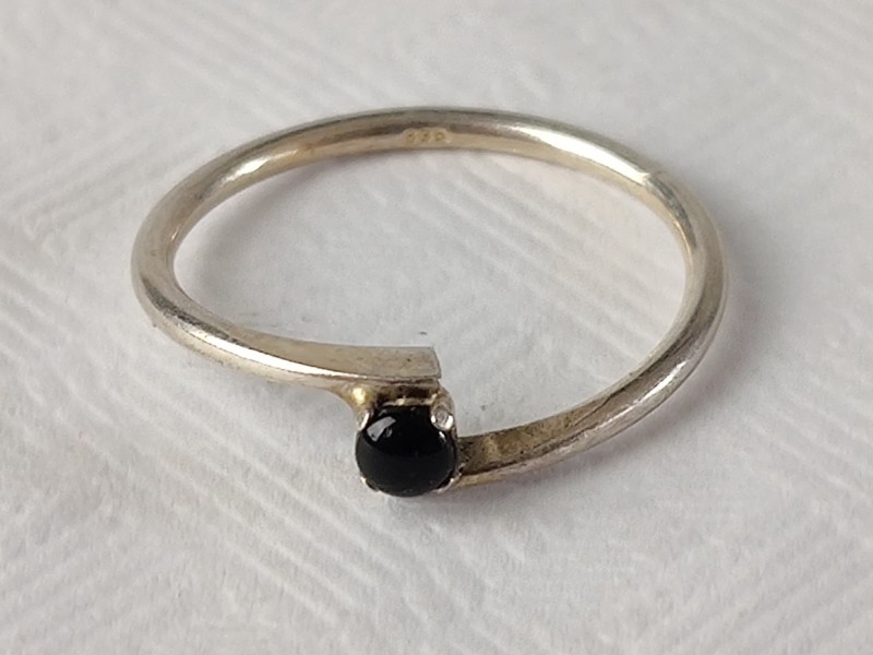 Zilveren ring zwart steentje - Kringwinkel